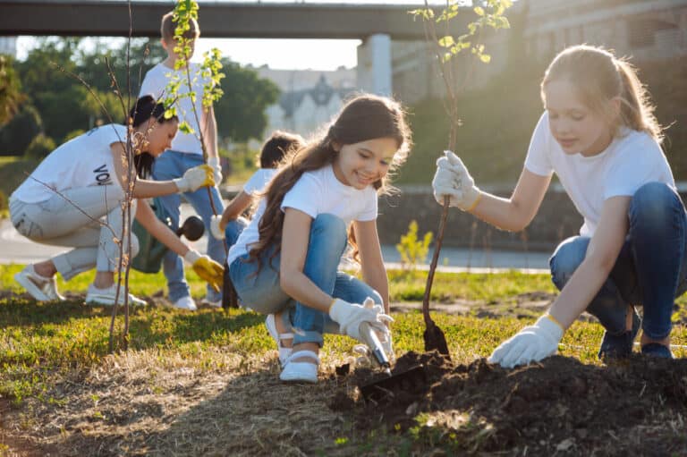 Why All Parents Should Teach Their Kids to Volunteer – DayMoms.com